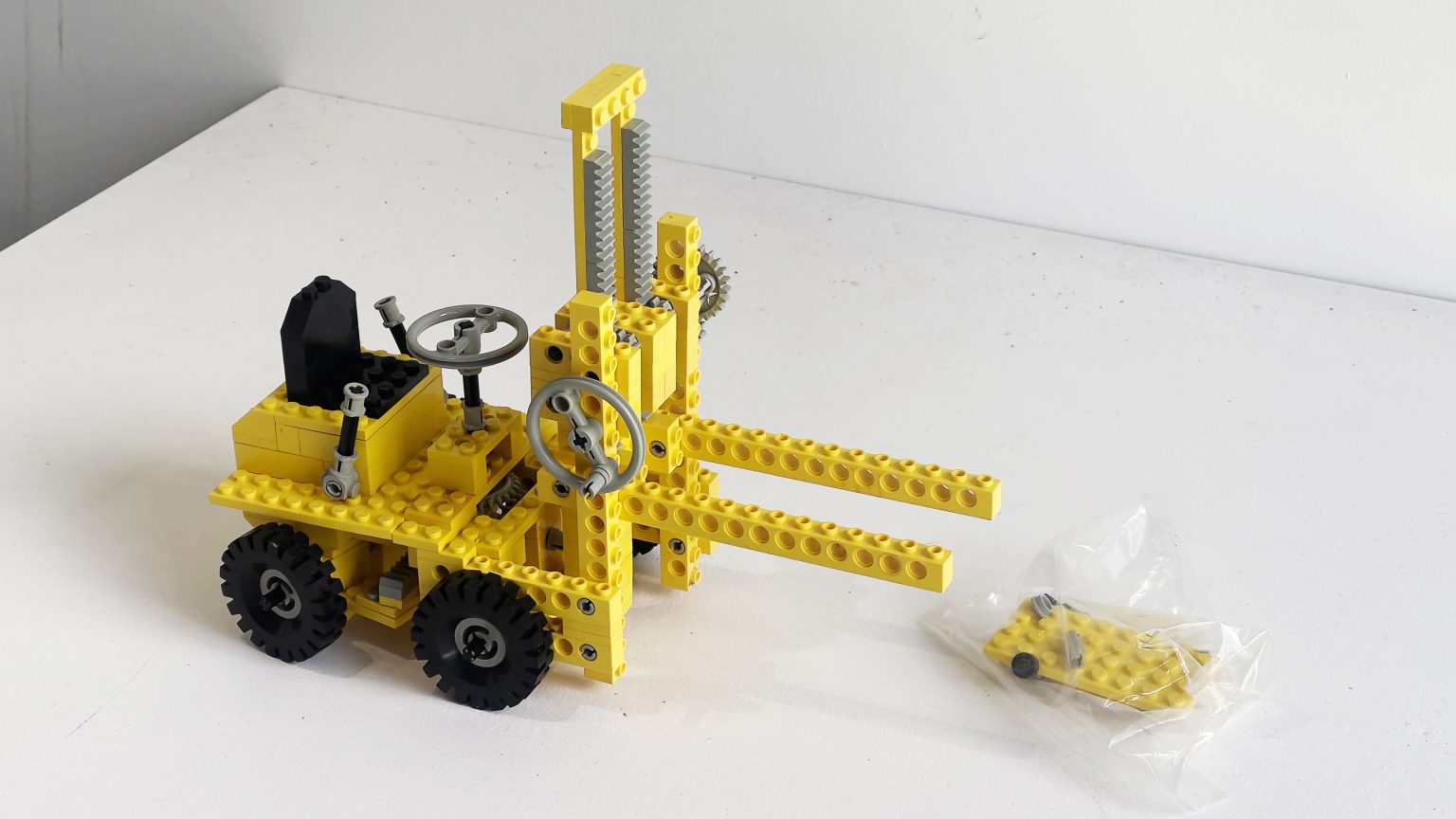 LEGO Technic – Fork Lift 850 – The Brick Zone, Maleny